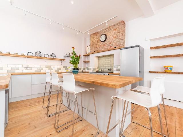 4 bedroom terraced house to rent