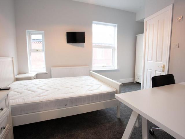 4 bedroom terraced house to rent