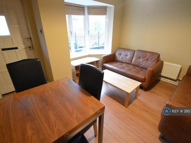 4 bedroom terraced house to rent
