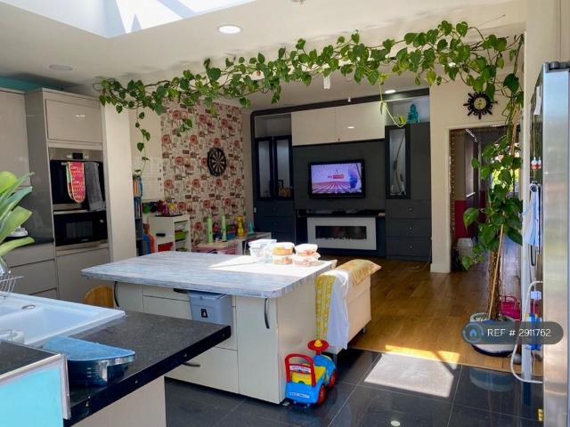 4 bedroom terraced house to rent