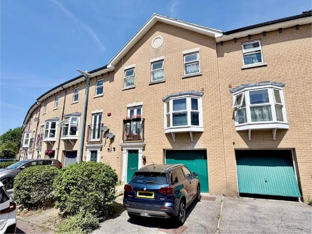 4 bedroom terraced house to rent