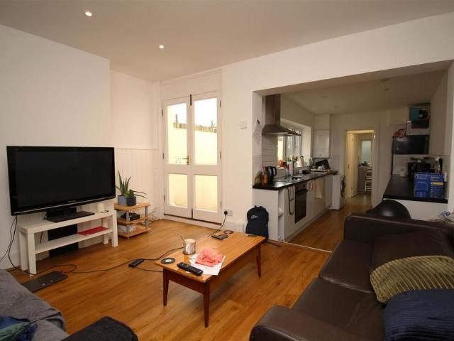 4 bedroom terraced house to rent