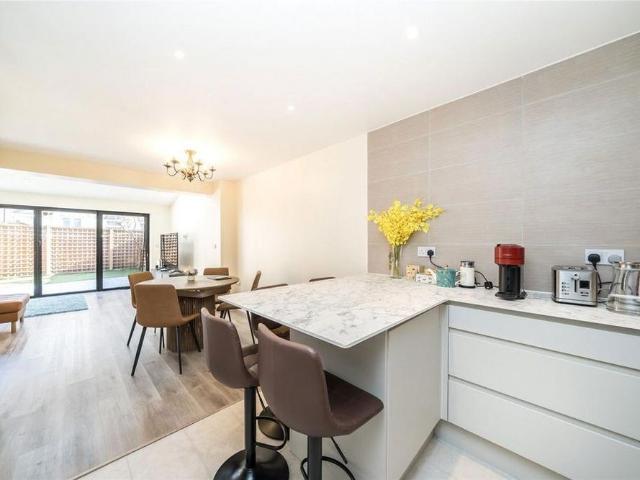 4 bedroom terraced house to rent
