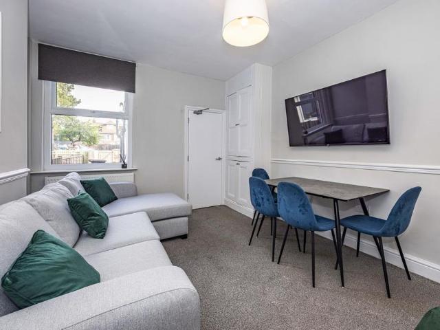 4 bedroom terraced house to rent