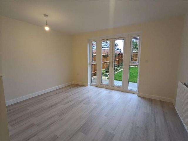 4 bedroom terraced house to rent