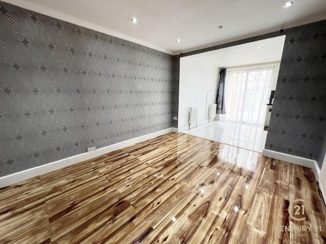 4 bedroom terraced house to rent