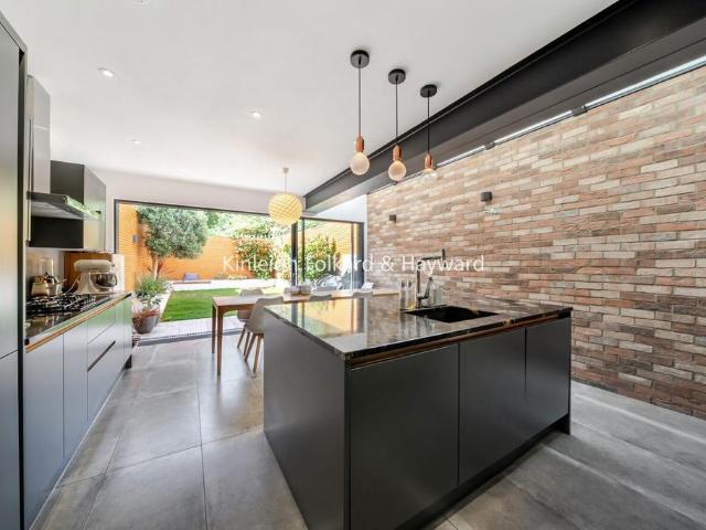 4 bedroom terraced house to rent