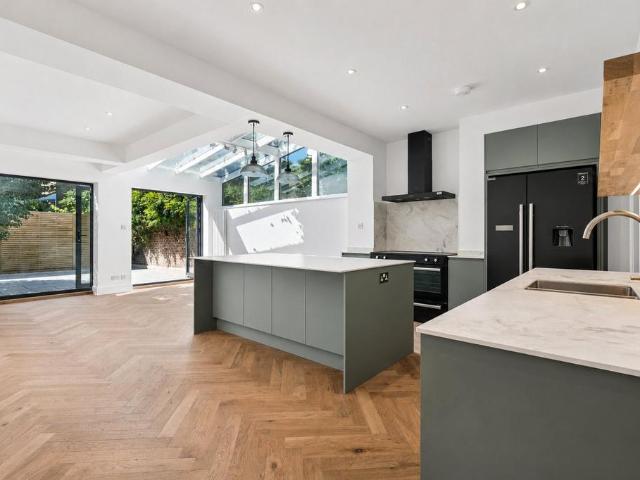 4 bedroom terraced house to rent