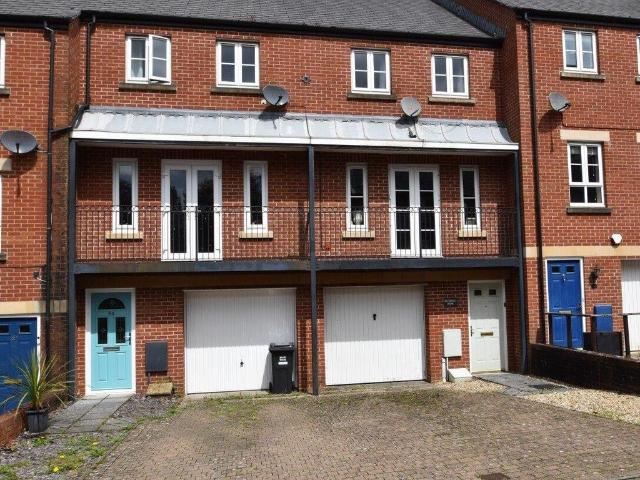 4 bedroom terraced house to rent
