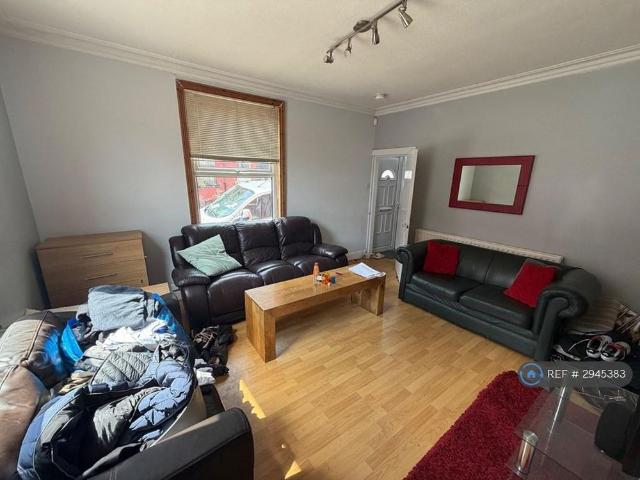 4 bedroom terraced house to rent