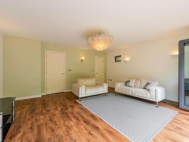4 bedroom terraced house to rent