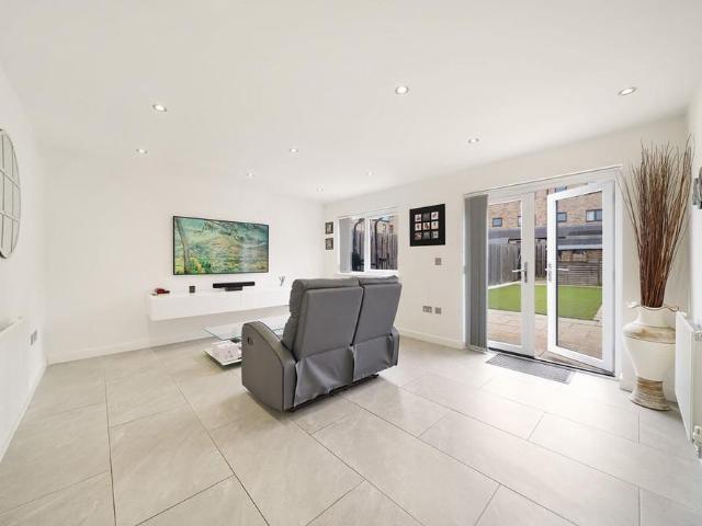 4 bedroom terraced house to rent