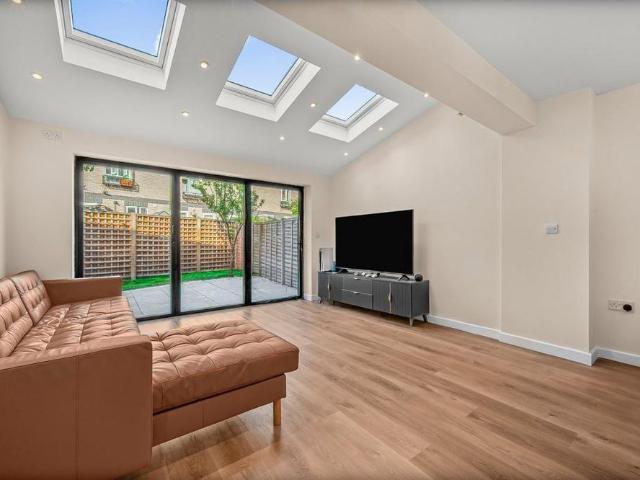 4 bedroom terraced house to rent