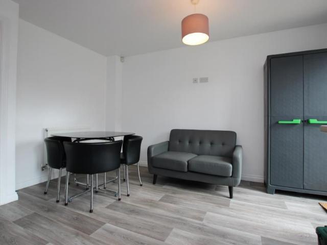 4 bedroom terraced house to rent