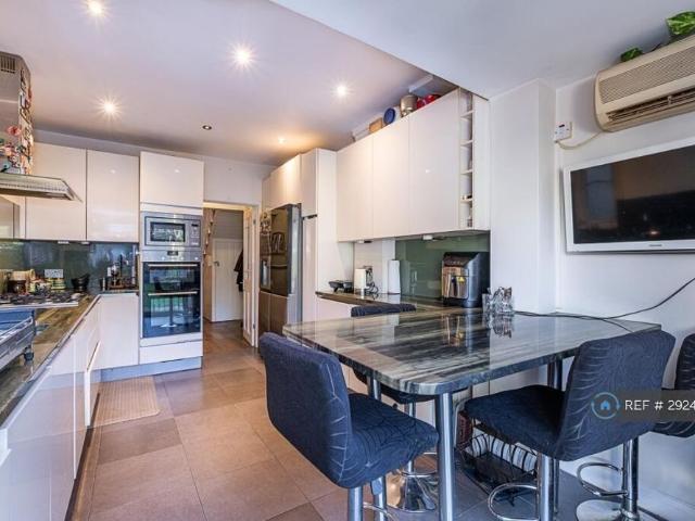 4 bedroom terraced house to rent