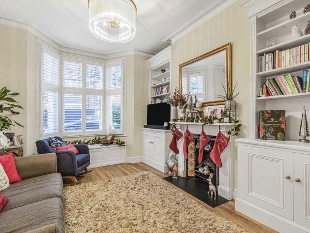 4 bedroom terraced house to rent