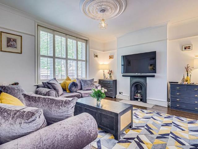 4 bedroom terraced house to rent