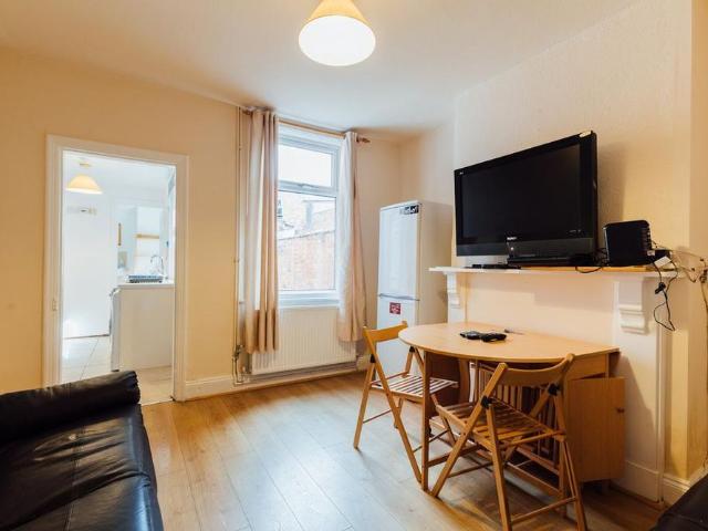 4 bedroom terraced house to rent