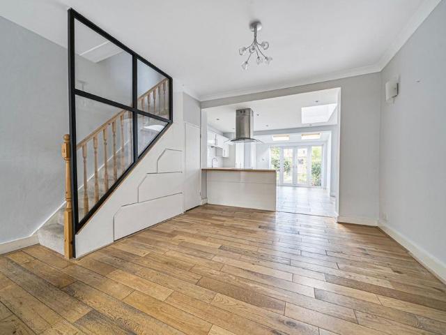 4 bedroom terraced house to rent