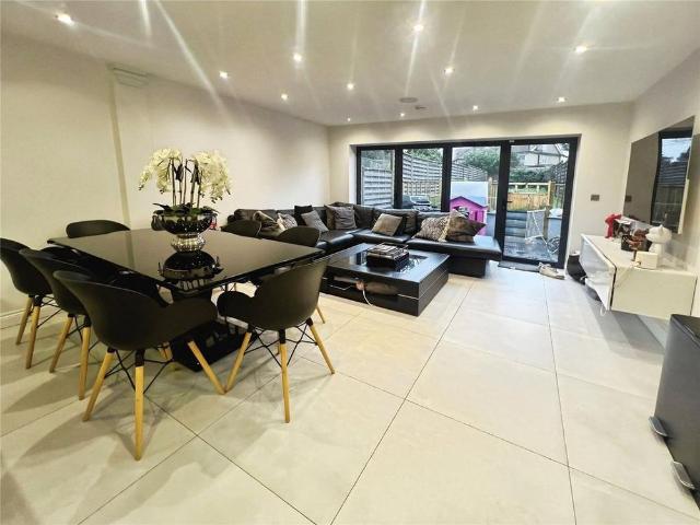 4 bedroom terraced house to rent