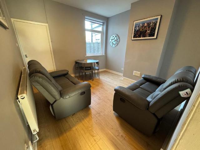 4 bedroom terraced house to rent