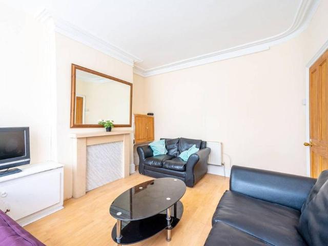 4 bedroom terraced house to rent