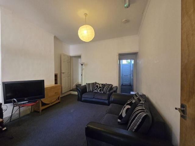 4 bedroom terraced house to rent