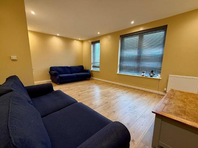 4 bedroom terraced house to rent