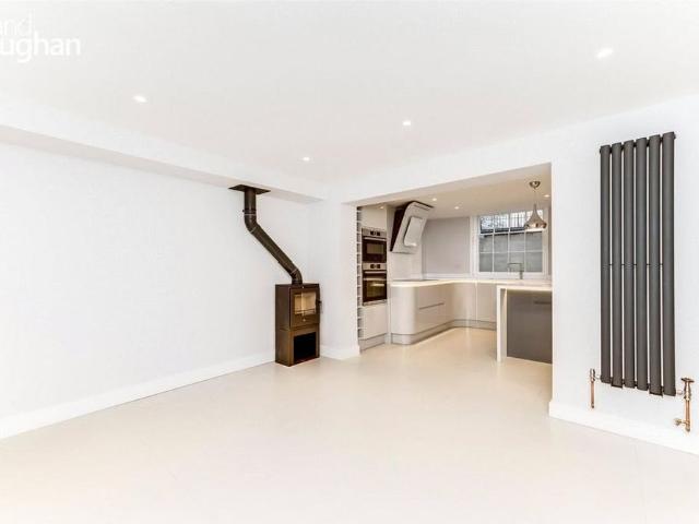 4 bedroom terraced house to rent