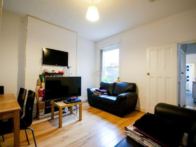 4 bedroom terraced house to rent