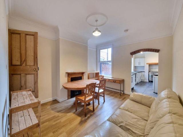 4 bedroom terraced house to rent