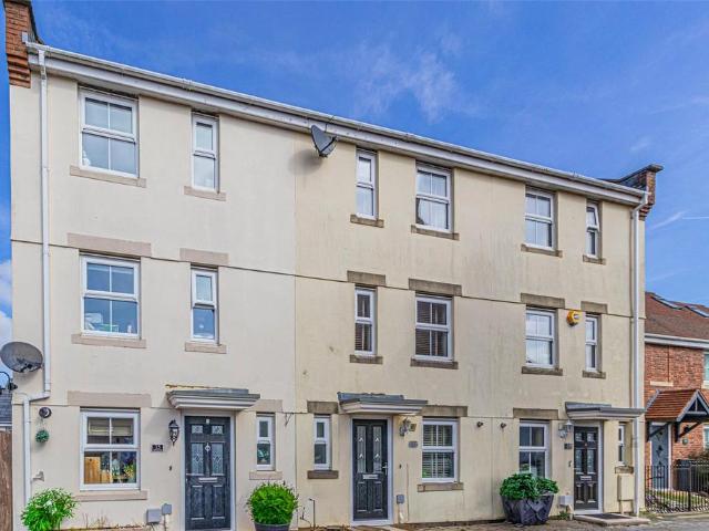4 bedroom terraced house to rent