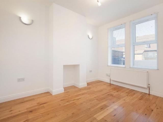 4 bedroom terraced house to rent