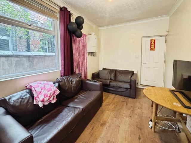 4 bedroom terraced house to rent