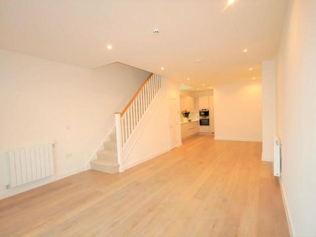 4 bedroom terraced house to rent