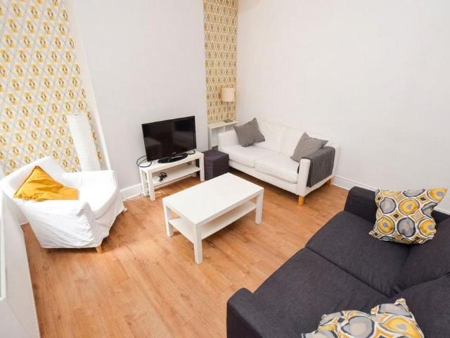 4 bedroom terraced house to rent