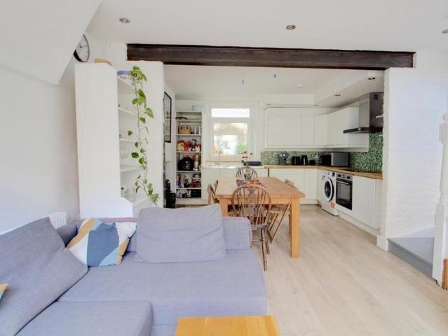 4 bedroom terraced house to rent