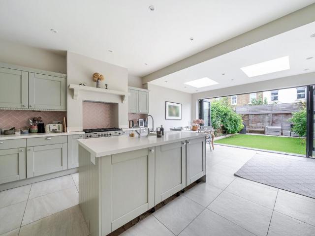 4 bedroom terraced house to rent