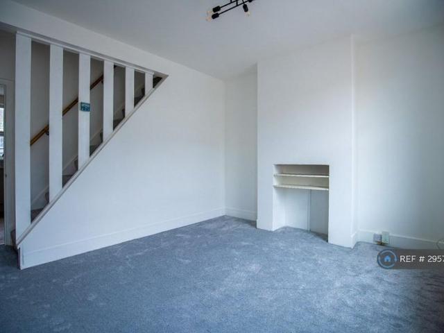 4 bedroom terraced house to rent