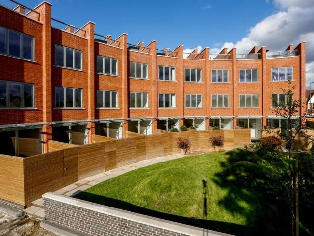 4 bedroom terraced house to rent