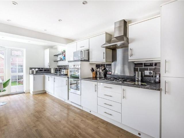 4 bedroom terraced house to rent