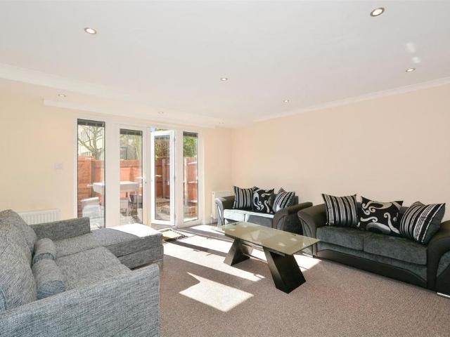 4 bedroom terraced house to rent