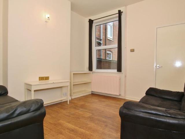 4 bedroom terraced house to rent
