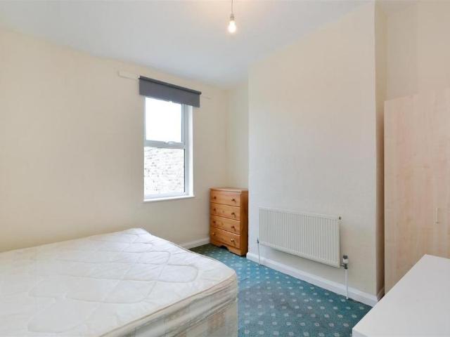 4 bedroom terraced house to rent