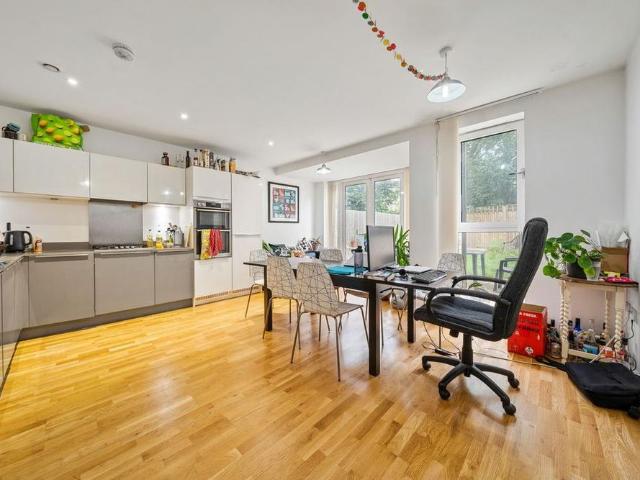 4 bedroom terraced house to rent