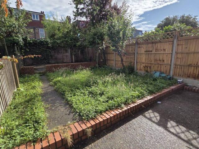 4 bedroom terraced house to rent