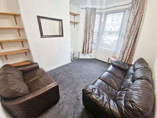 4 bedroom terraced house to rent