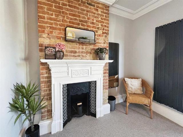 4 bedroom terraced house to rent