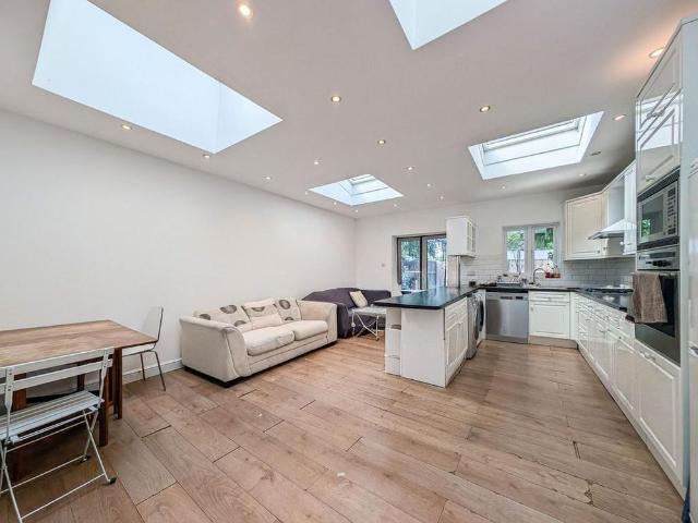 4 bedroom terraced house to rent