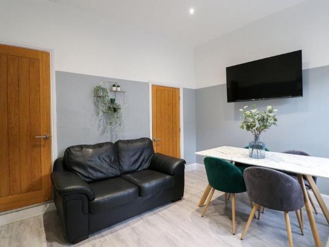 4 bedroom terraced house to rent